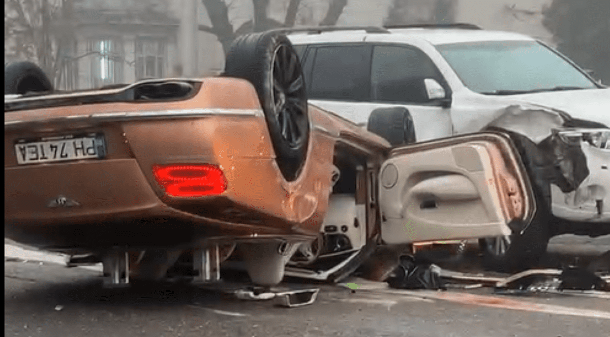 Bentley Decapotabil Condus Pe Contrasens, Răsturnat și Strivit Pe ...