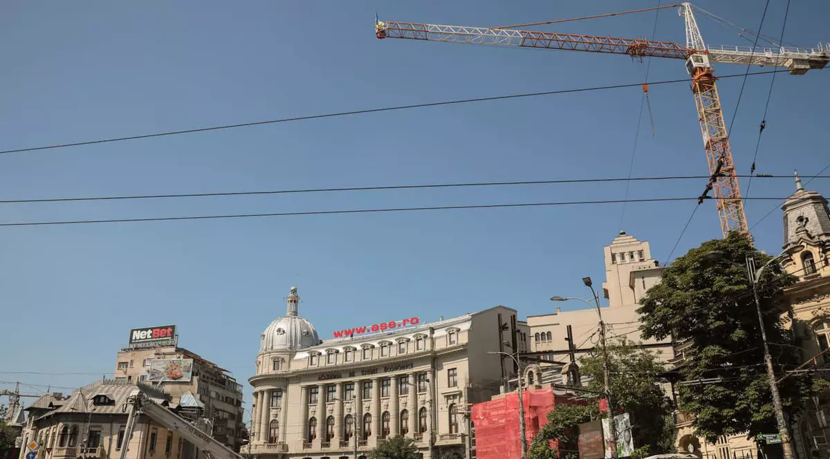 „Stegarul Dac”, Protest Extrem, Pe Macara, La Piața Romană. Cezar ...