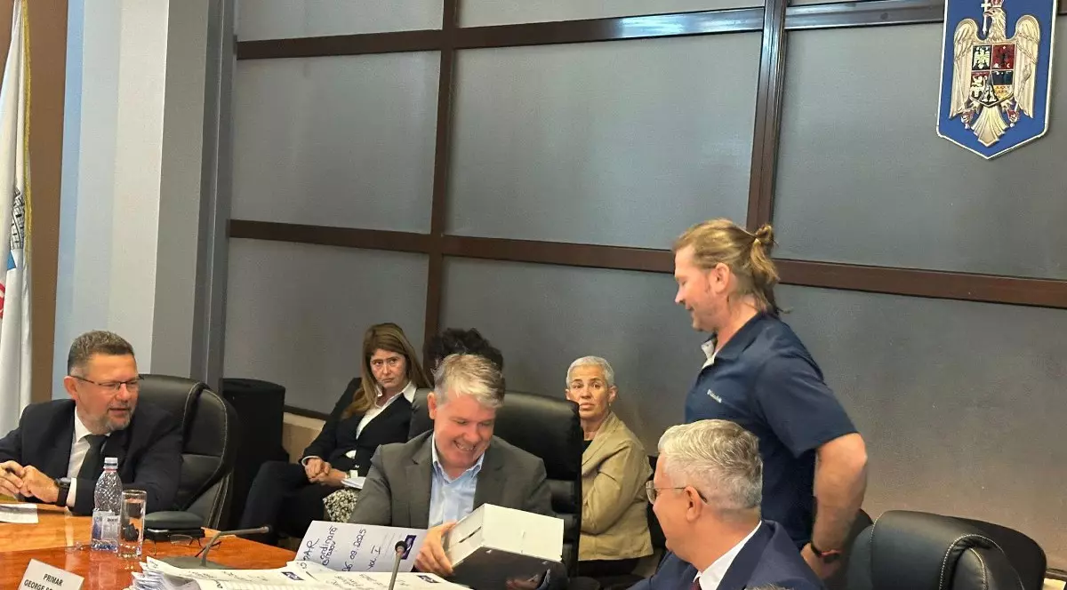 Primarul orașului Brașov a primit un dispenser de absorbante, cadou, de ...