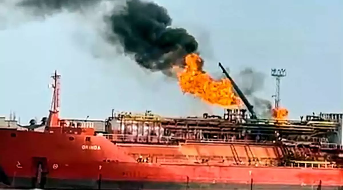 Nava plină cu GPL, lovită de dronă, chiar după ce Volodimir Zelenski a ...