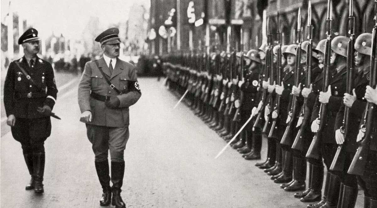 A plătit 30.000 de euro pentru un caiet care ar fi aparținut lui Adolf ...