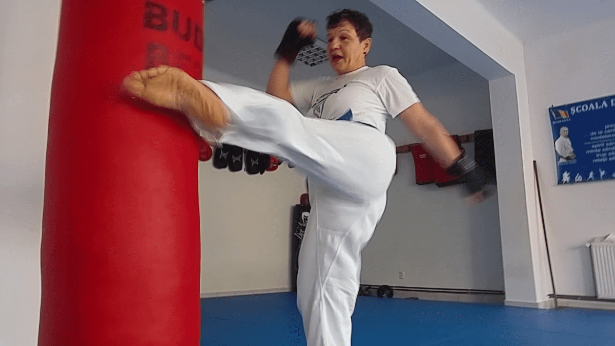 O Pensionară Din Târgoviște Face Karate La 60 De Ani. Vrea Centura ...