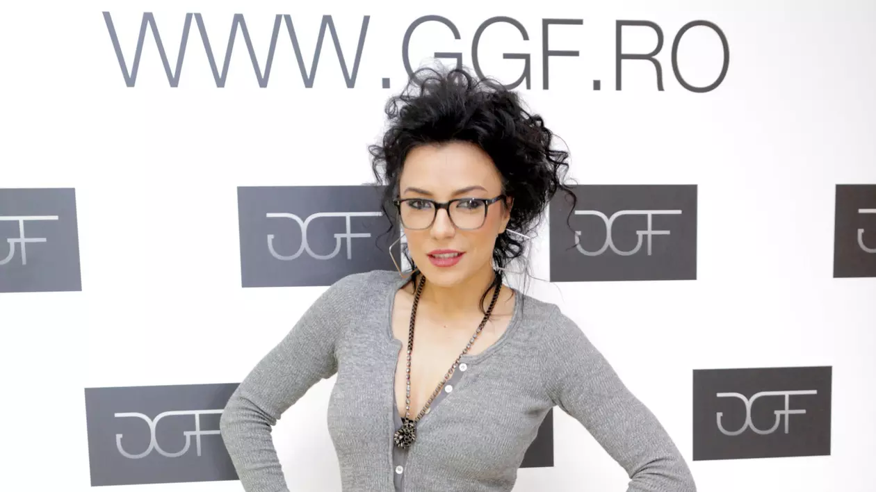 DJ Wanda, în Pijamale şi Papuci De Casă La Deschiderea Unui Magazin ...