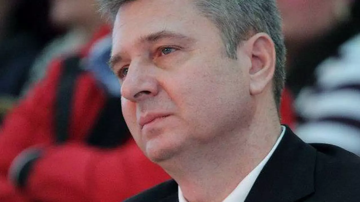 UPDATE: Florentin Pandele S-a Urcat Pe Catedră, Ca Să Le Vorbească ...