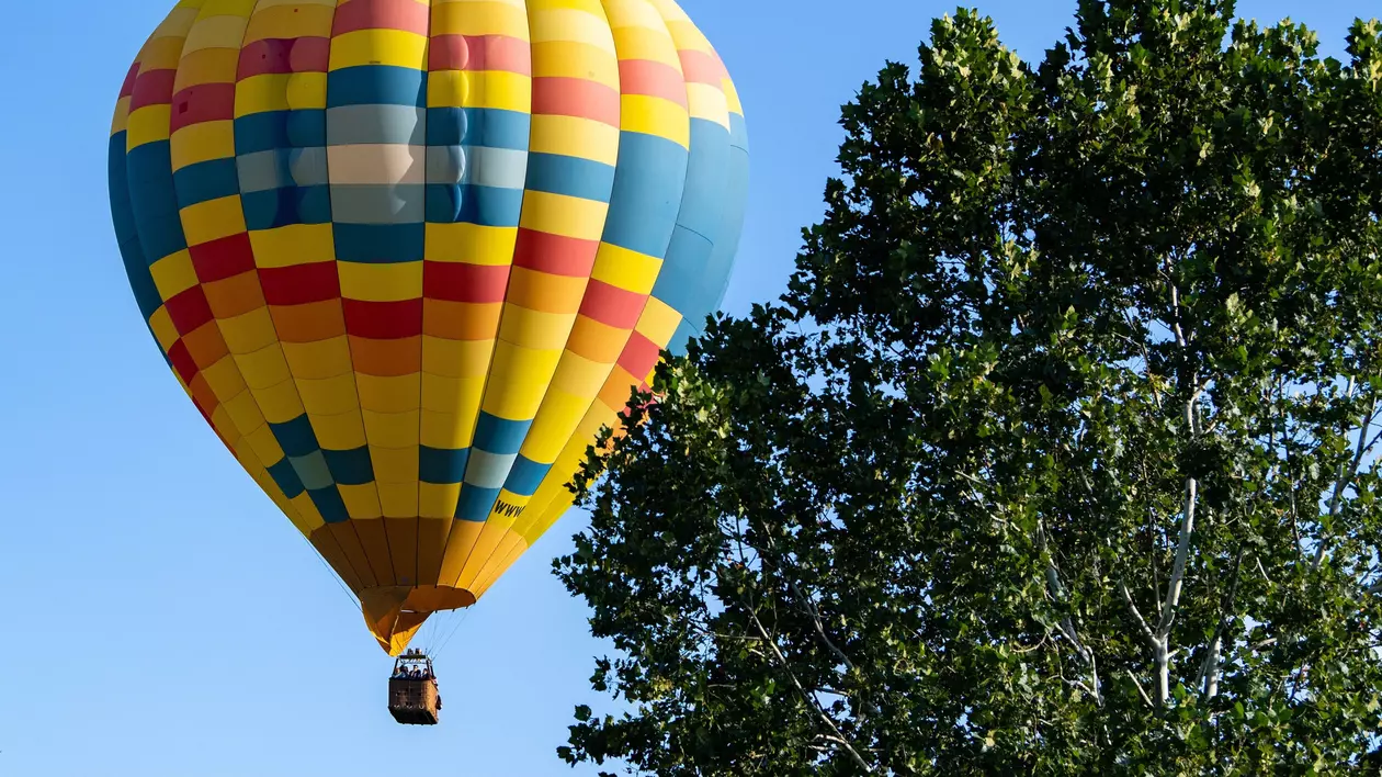 11 Oameni, Răniți, După Ce Un Balon Cu Aer Cald S-a Prăbușit, în Noua ...