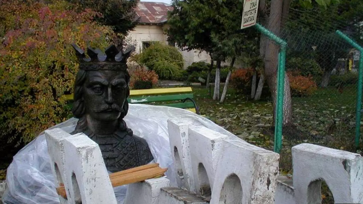 Un Bust De 1,5 Tone Al Lui Ștefan Cel Mare A Dispărut Dintr-o Fostă ...