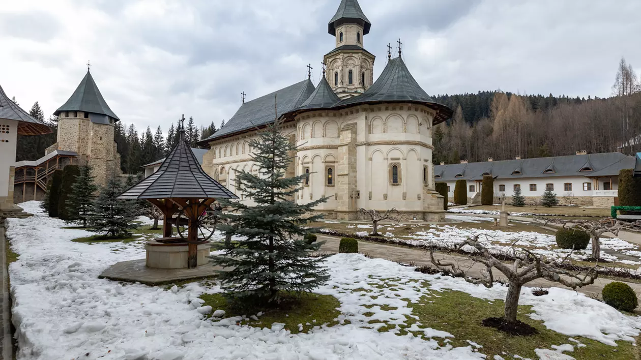 Refugiaţi Ucraineni Au Ajuns La Mănăstirea Putna: „Mâncarea Nu E O ...
