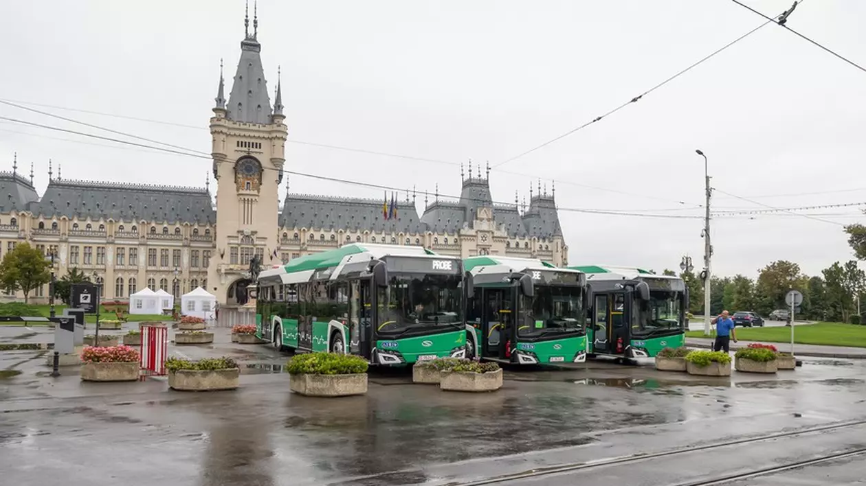 Primele Autobuze Electrice Din Iași, Expuse în Centrul Orașului De Primărie, Pentru A Fi ...