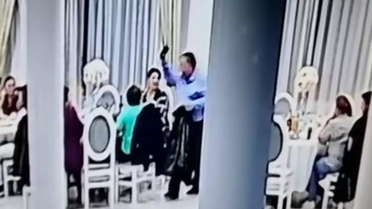 Senator USR, Filmat Când Loveşte Un Bărbat Cu Telefonul în Cap, „o ...