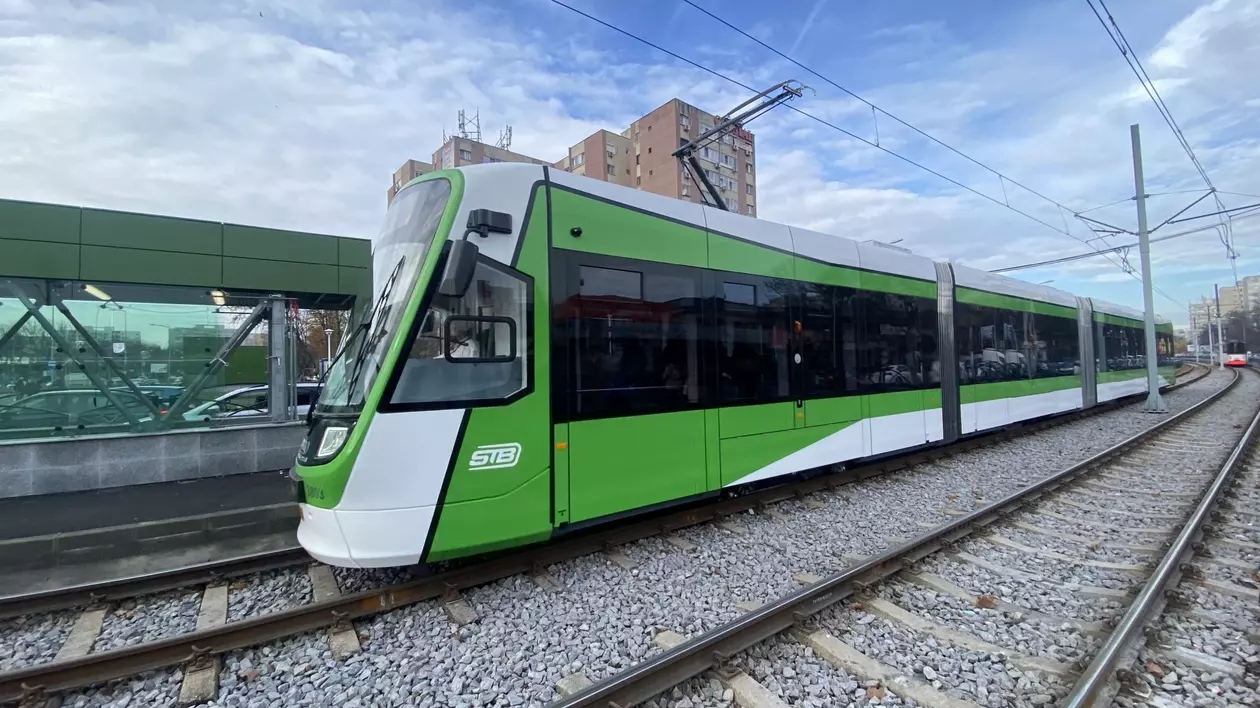 FOTO. Primele Impresii Ale Bucureștenilor După Ce Au Mers Cu Noile Tramvaie De Pe Linia Lui 41 ...