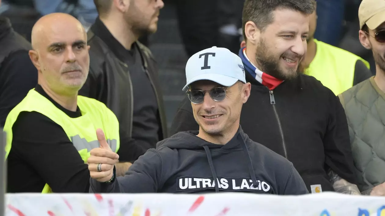 Radu Ștefan A Purtat Un Hanorac Cu însemne Naziste La Derby-ul AS Roma ...
