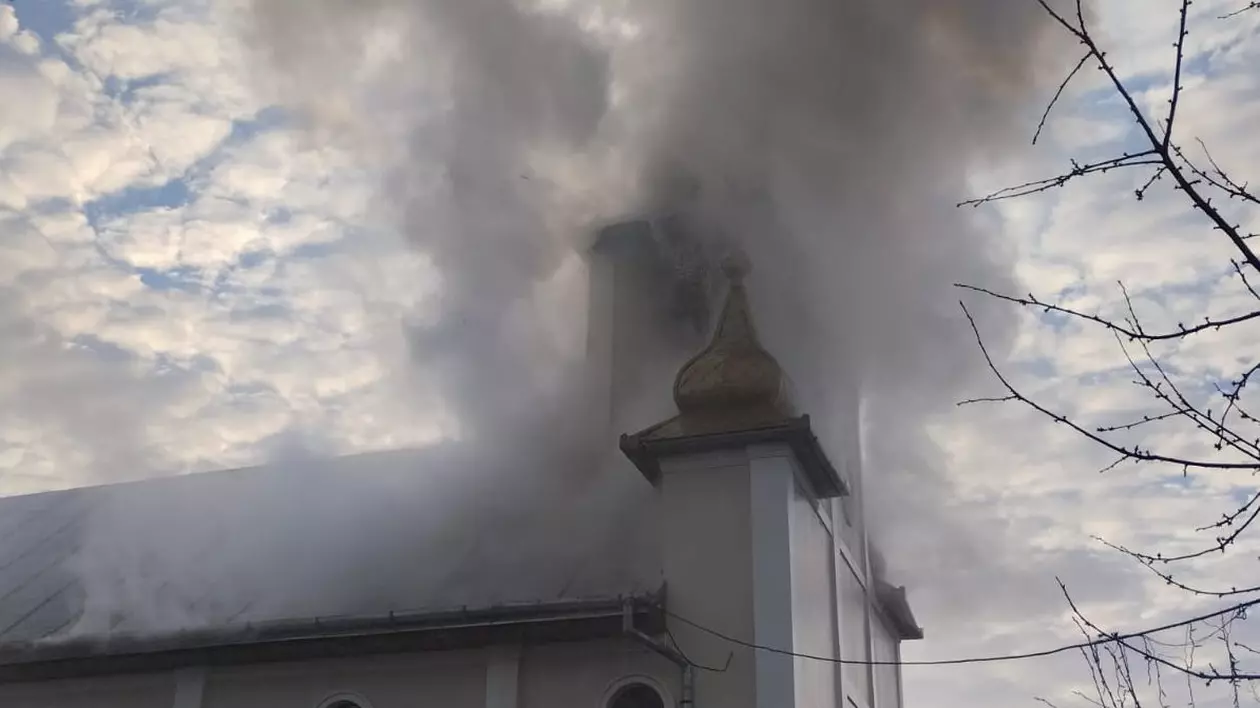 Incendiu La Biserica Din Crăciunești, Maramureș. Focul A Izbucnit La ...
