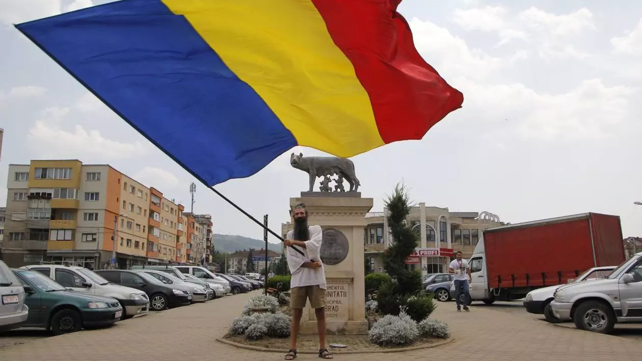 „Stegarul Dac” S-a Urcat Pe O Macara în București și Protestează ...