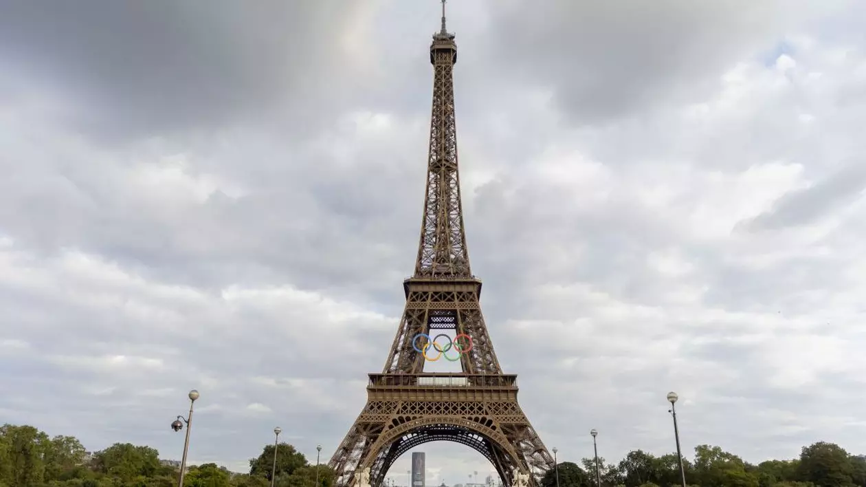 Incendiu La Turnul Eiffel, 1.200 De Turiști Evacuați. De La Ce Ar Fi ...