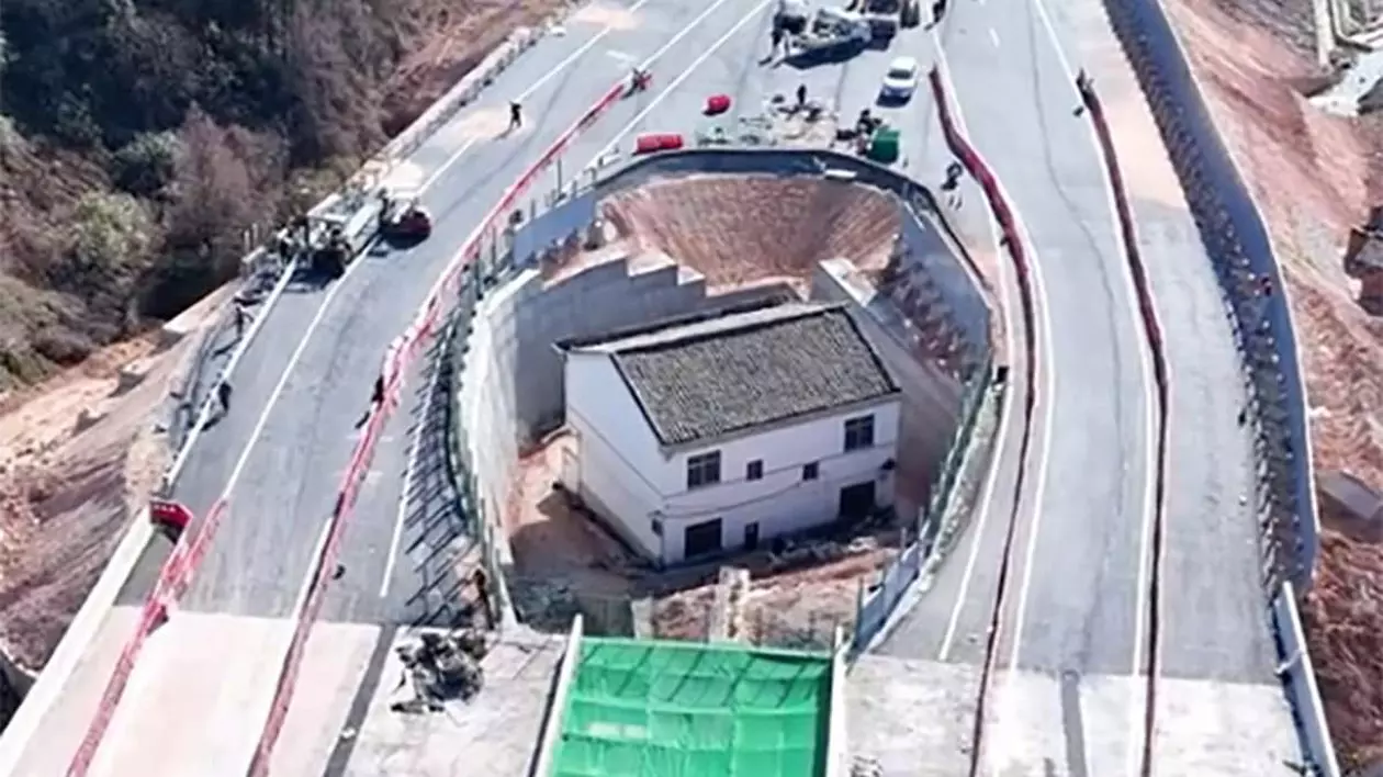 Chinezii Au Construit O Autostradă în Jurul Casei Unui Bătrân Care A ...