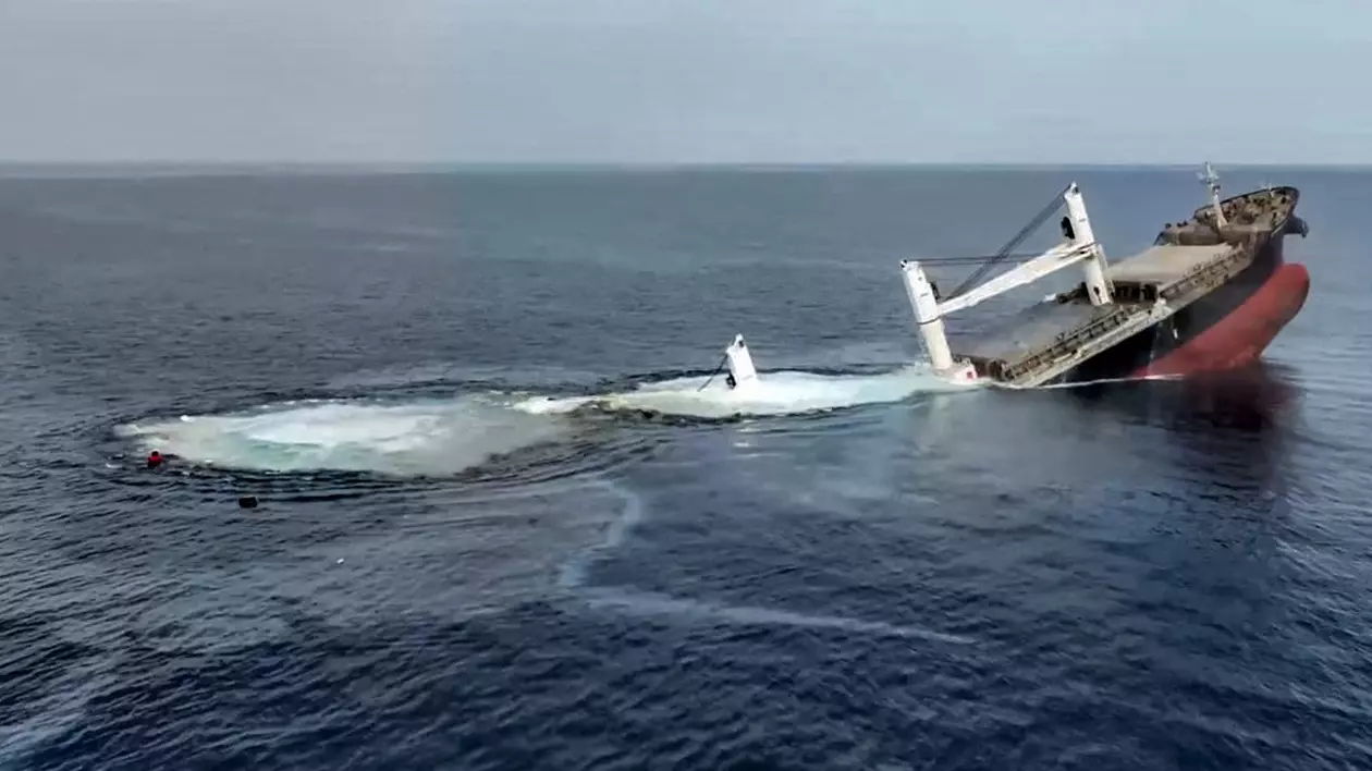 Rebelii din Yemen arată imagini cu momentul în care atacă o navă ...