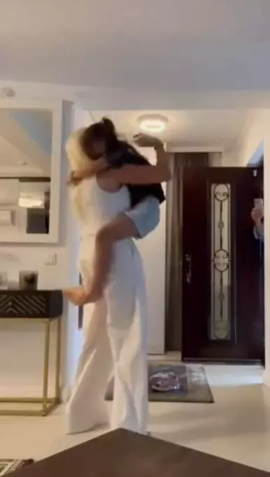 Momentul întâlnirii dintre Elena Udrea și fiica ei. Cum a reacționat Eva Maria când mama ei a ...