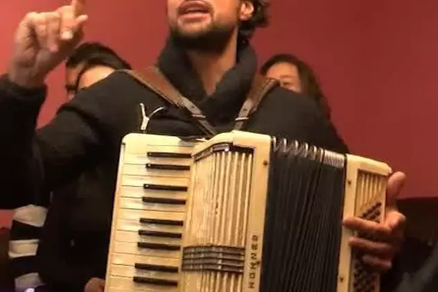 Actor Celebru Român A Ajuns Să Cânte La Acordeon. Dar NU Le Are Deloc ...