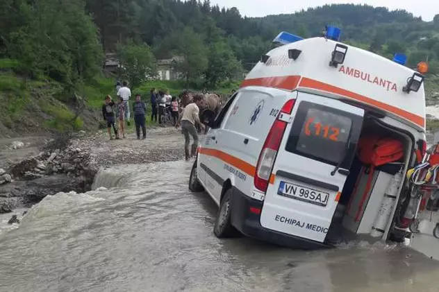 Ambulanță împotmolită în Nămol, La Traversarea Râului în Jitia, Vrancea ...