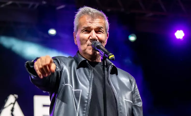 Imagini cu complexul lui Dan Bittman de lângă București. Cât costă o ...