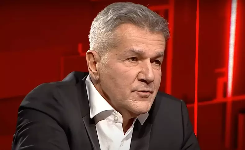 Imagini cu complexul lui Dan Bittman de lângă București. Cât costă o ...