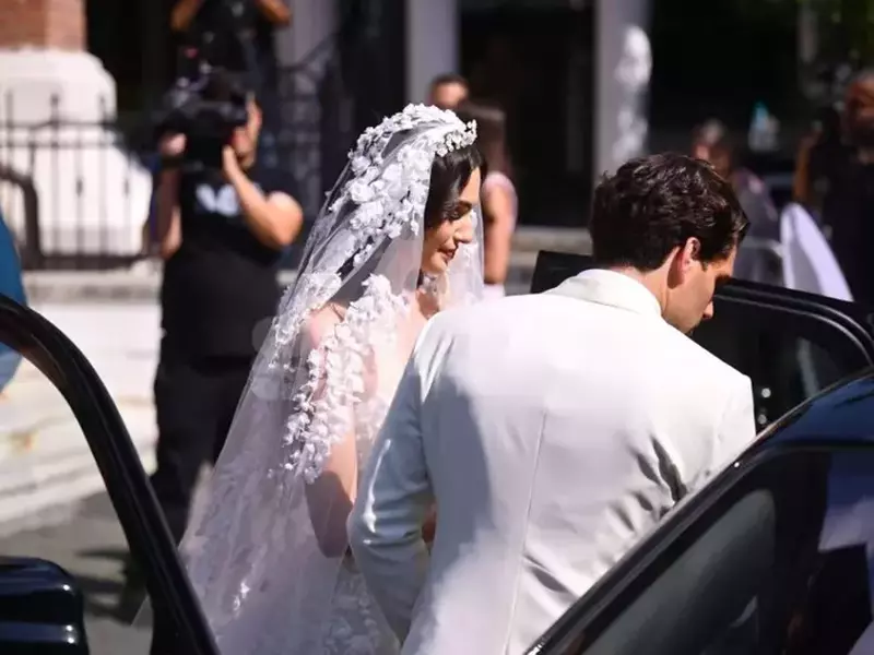 Imagini De La Nunta Lui Ianis Hagi. Elena Poartă O Rochie De Mireasă ...