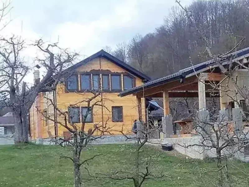 Imagini cu casa lui Cheloo din Breaza. S-a mutat la țară și nu se ...