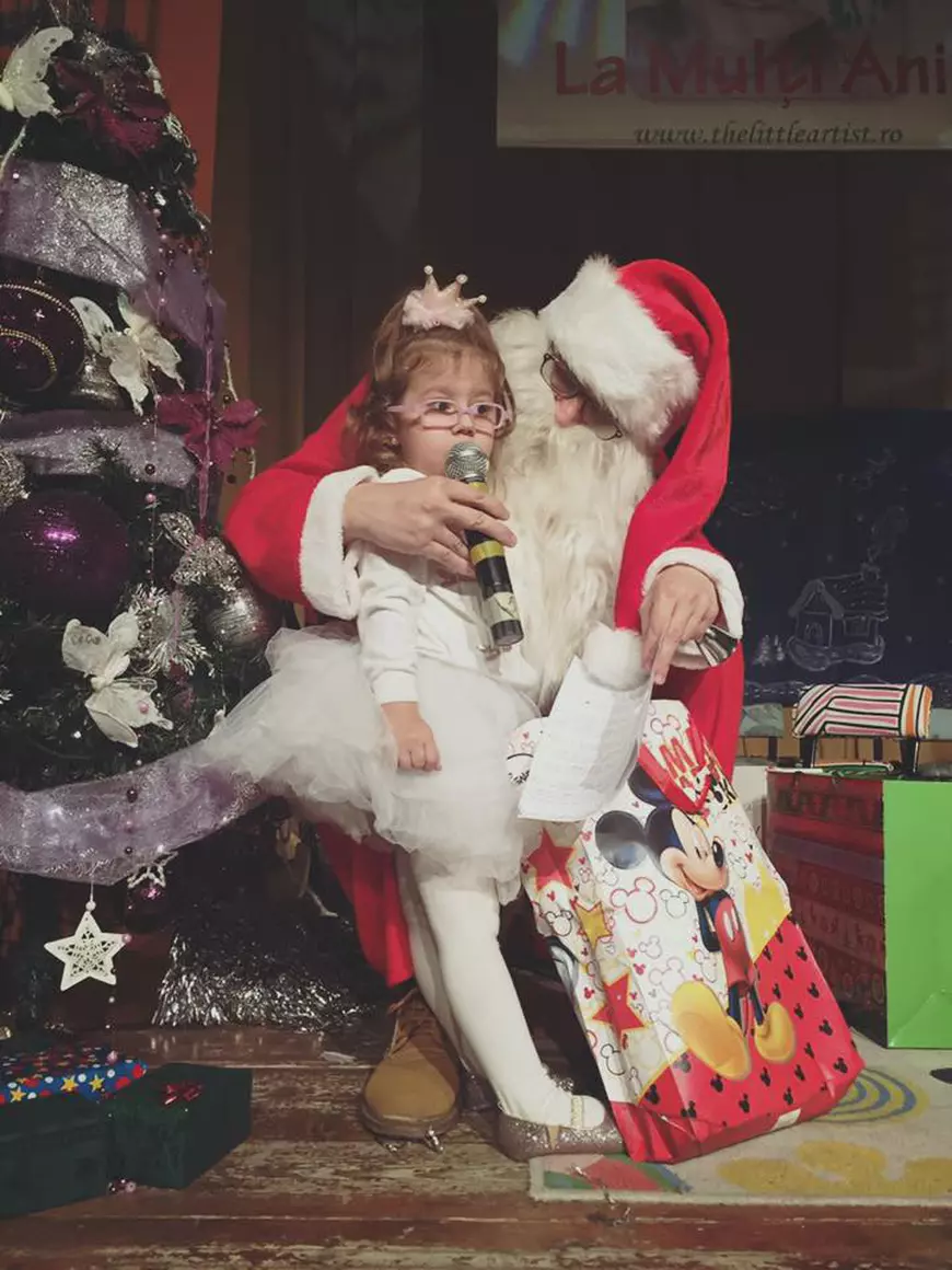 Connect-r și Misha, Părinți Fericiți. Maya, Fiica Lor, O Prințesă în ...