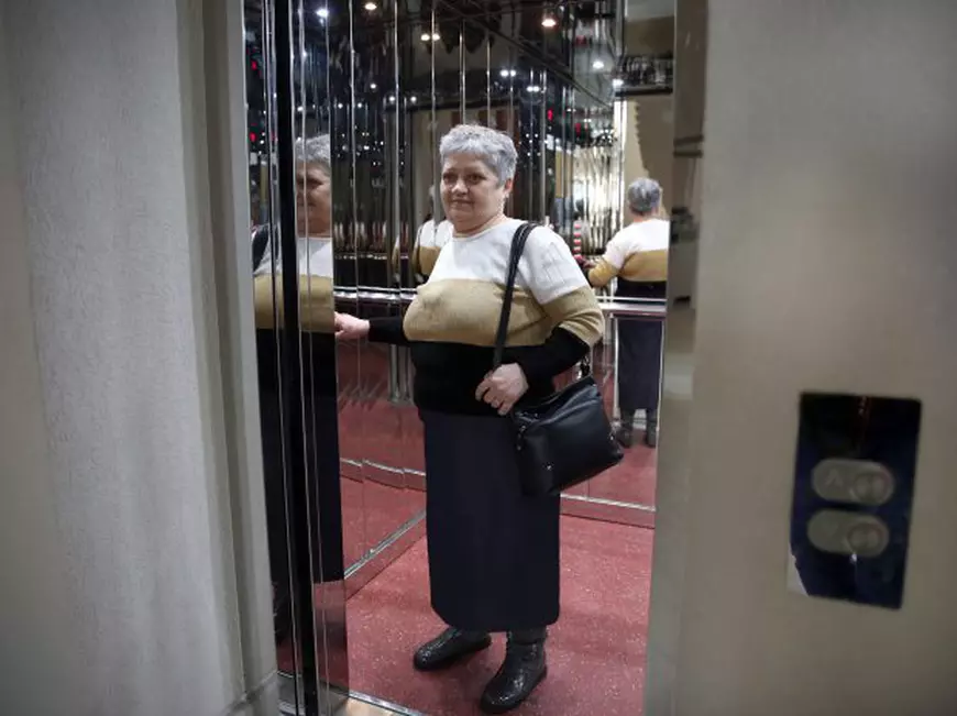 Tanti Lili, Liftiera Cu Goblenuri Din ”Lăptăria Lui Enache”. ”Pe Tudor ...