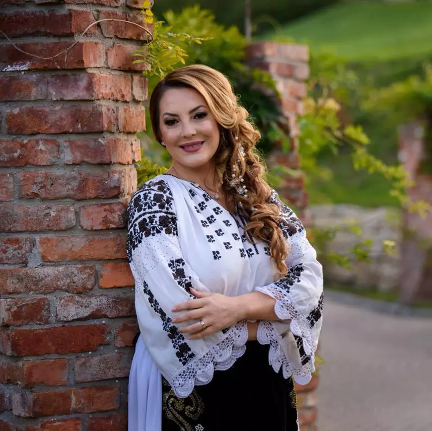 Angela Rusu Se Face Antreprenoare. Își Face Salon De Evenimente ...