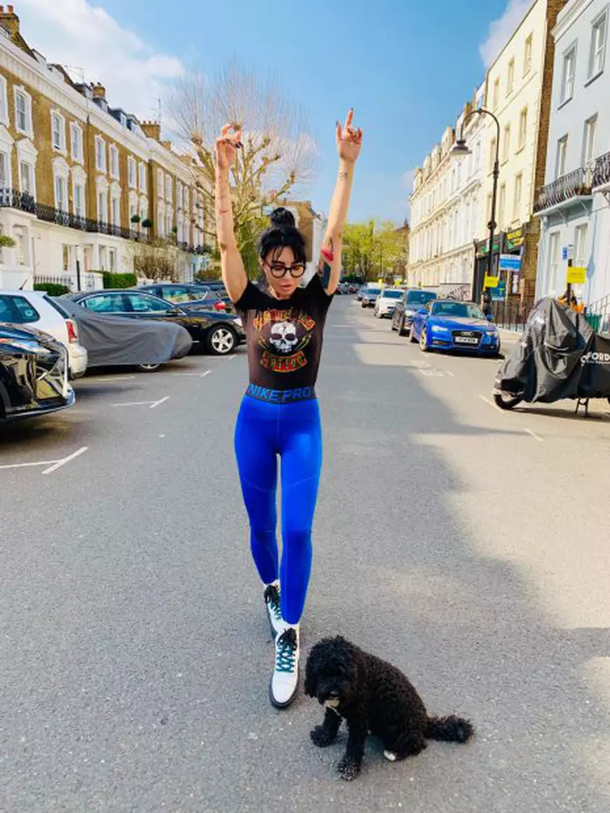 DJ Wanda Face Paradă De Modă Când Plimbă Cățelul | Libertatea