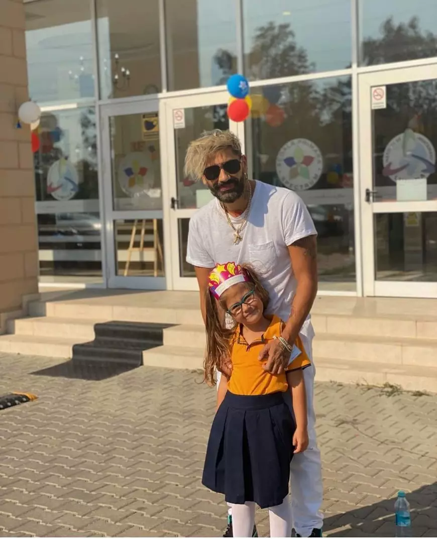 Misha și Connect-R, Alături De Fiica Lor în Prima Zi De școală. “Să Fii ...