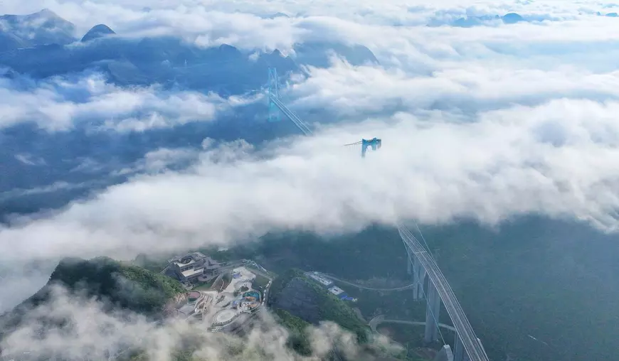 Cel mai înalt pod din lume, dat în folosință în China: transformă un ...